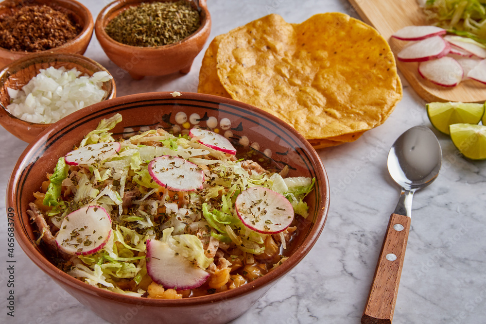 Pozole rojo, sopa mexicana de maíz, comida tradicional en México hecha ...
