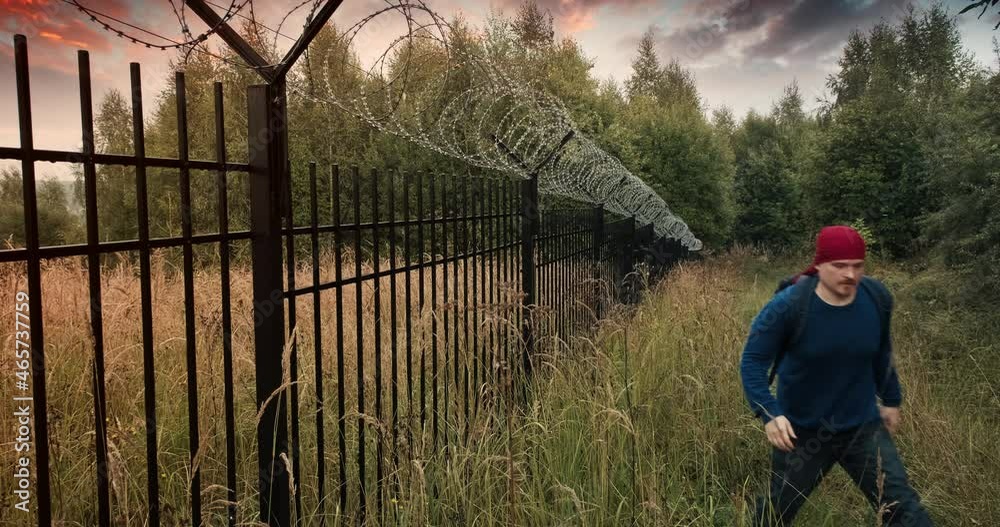 Man climbed the fence with barbed wire and leaves the crime scene ...