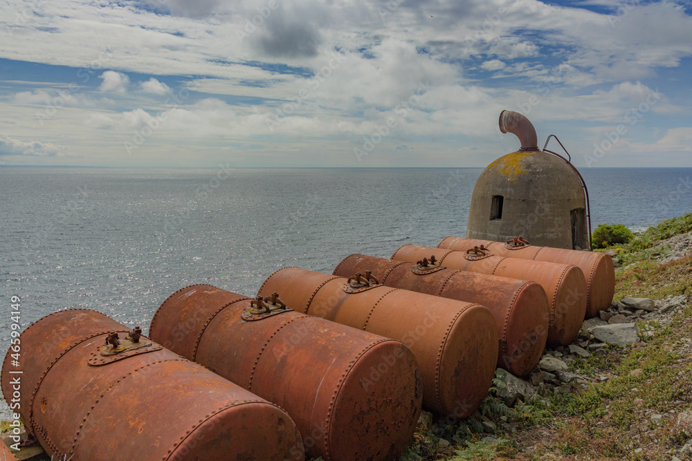 Foto de Compressed air tanks for a fog horn on Ailsa Craig Island ...