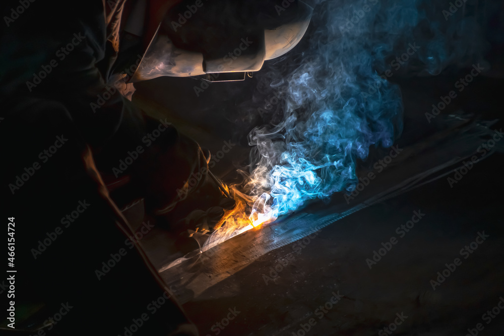 Foto de MMA welding. A welder welds large diameter pipes with manual ...