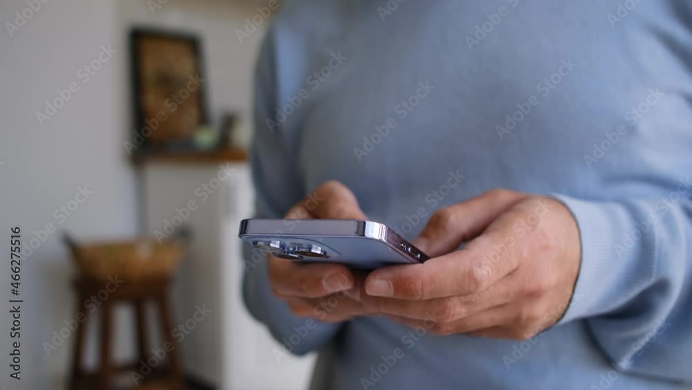 Vidéo Stock Man typing text on Apple Iphone 13 pro mobile phone. Guy ...