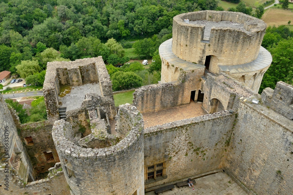 Vue aérienne des vestiges du château de Bonaguil en ruines Photos ...
