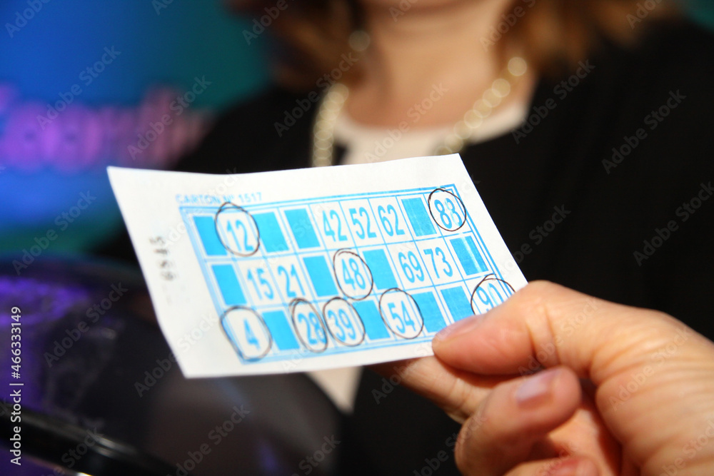 Old lady playing Bingo. Elderly woman's hands holding cardboard from ...