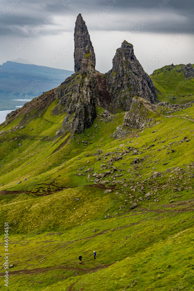 Foto de Walkers and hikers on the dramatic mountains of the Trotternish ...