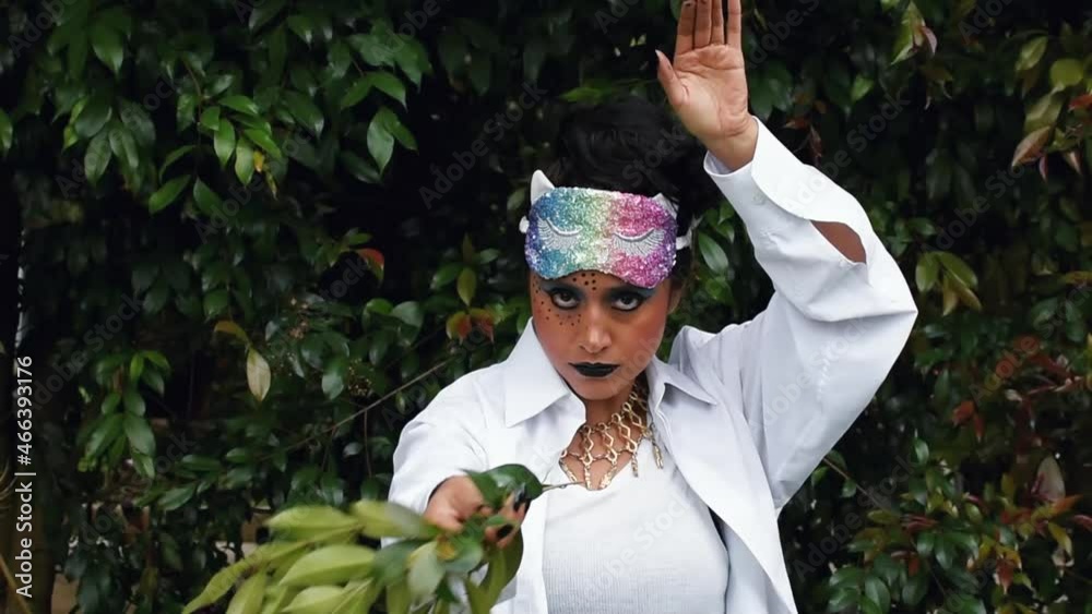 Vidéo Stock Latin woman in disguise with a make-up face and a colorful ...
