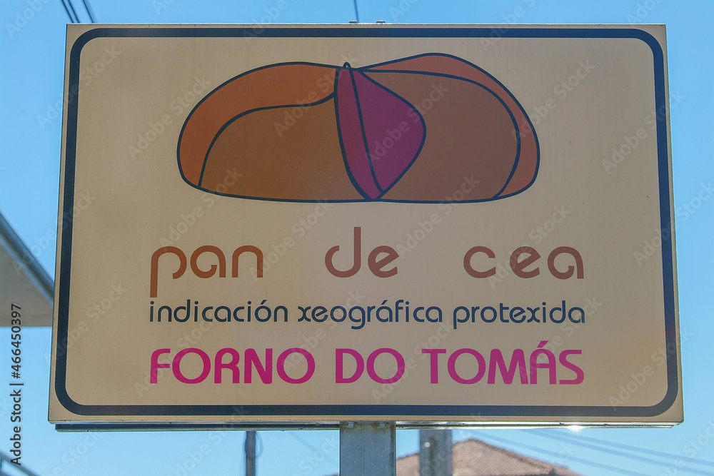 Elaboración en horno de leña del pan de Cea que es un pan producido en ...