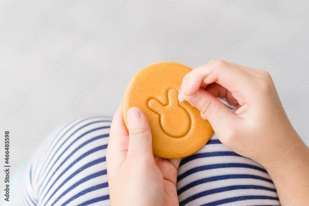 Kid child eat and play Candy South Korea honeycomb toffee (Dalgona ...