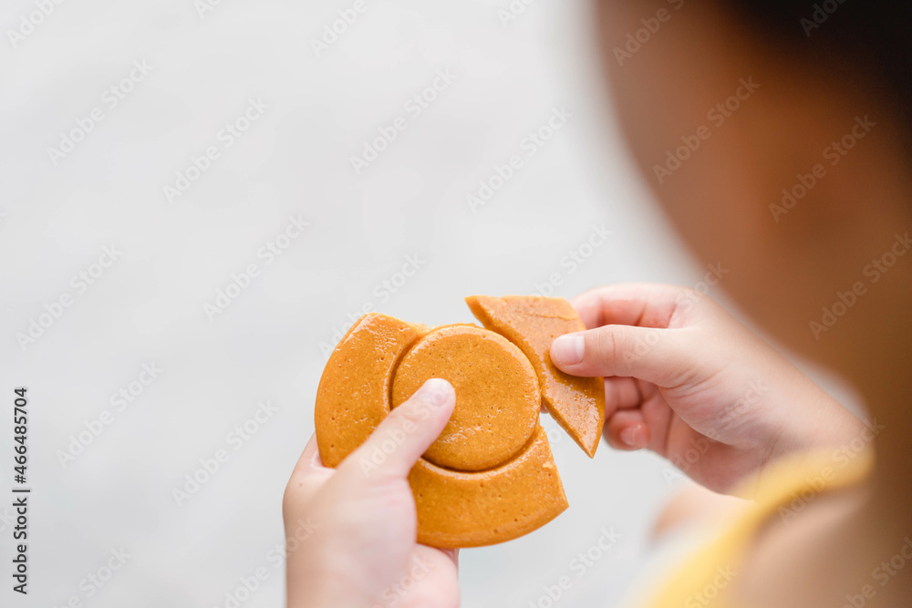 Kid child eat and play Candy South Korea honeycomb toffee (Dalgona ...