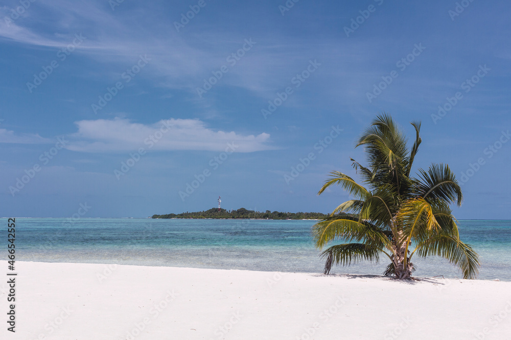 Playa paradisiaca soleada, agua cristalina y cielo azul, isla al fondo ...
