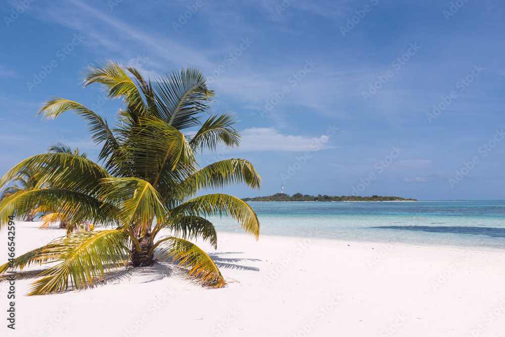Playa paradisiaca soleada, agua cristalina y cielo azul, isla al fondo ...