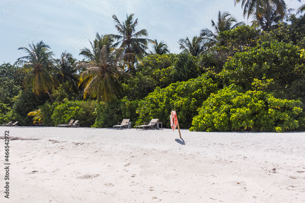 Playa paradisiaca soleada, agua cristalina, palmeras verdes y cielo ...