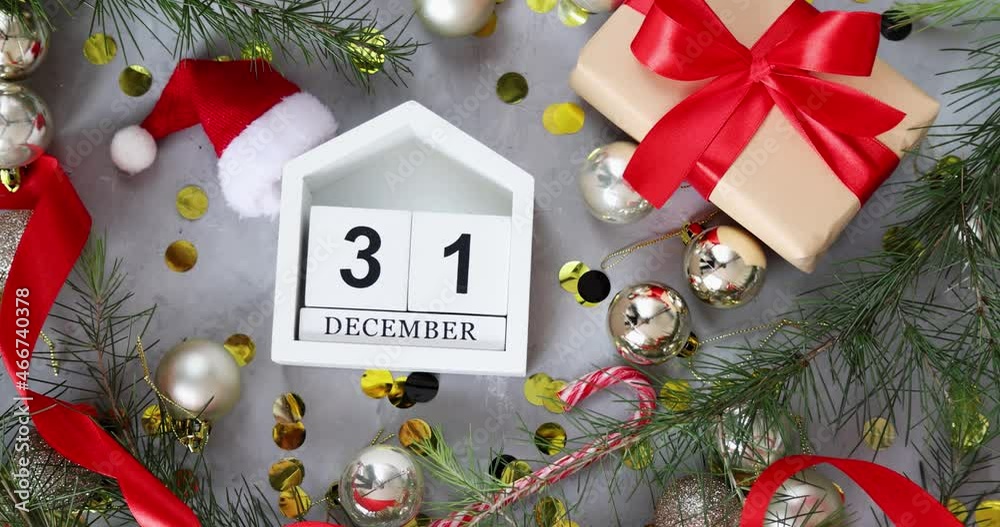 Vidéo Stock Happy new year 2022 background. Calendar with 31th of December date on gray concrete ...