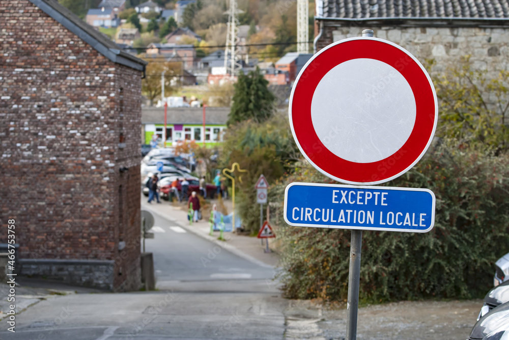 Panneau de signalisation : sens interdit excepté circulation locale ...