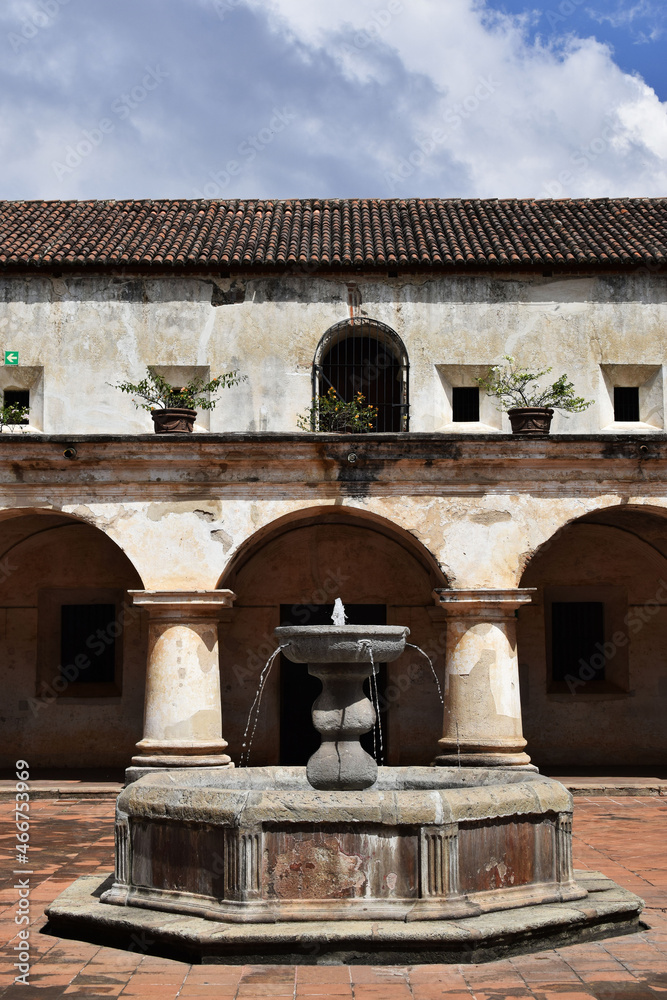 Patio principal de las Ruinas de Capuchinas en Antigua Guatemala, al ...