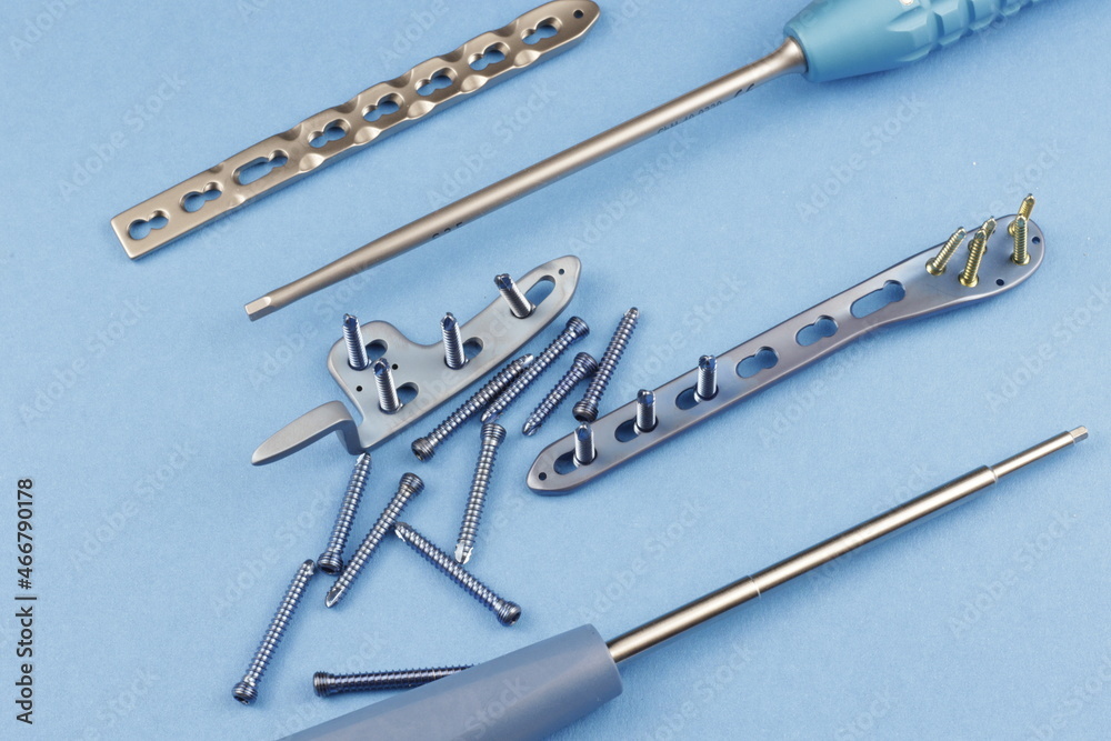 Surgical plates and instruments for osteosynthesis of bone fractures ...