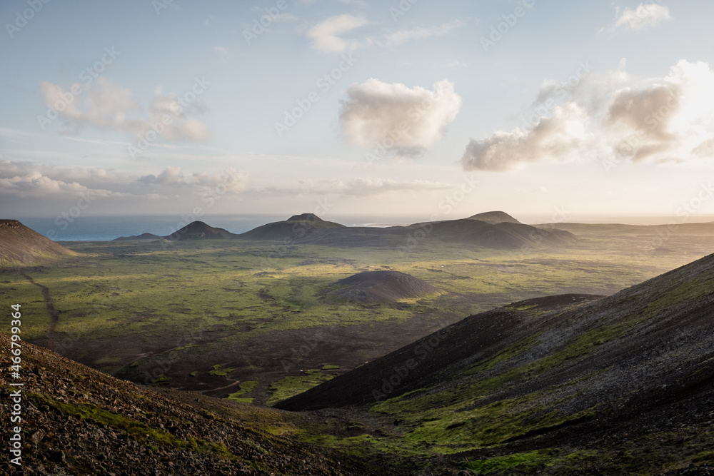 Landschaft bei Island bei Sonnenuntergang / Fagradalsfjall ...