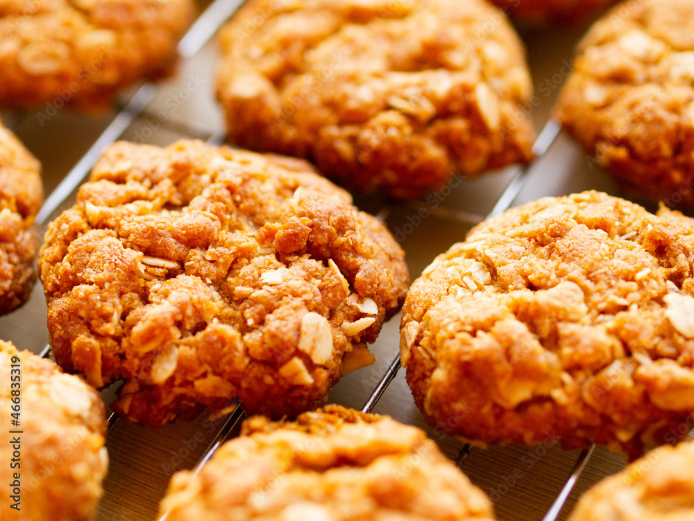 Foto de Tightly Cropped photo of Australian Anzac biscuits cooling on ...