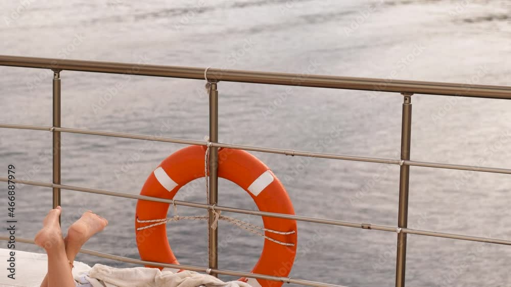 Video „Barefoot legs of woman sunbathing on deck of white yacht, red ...