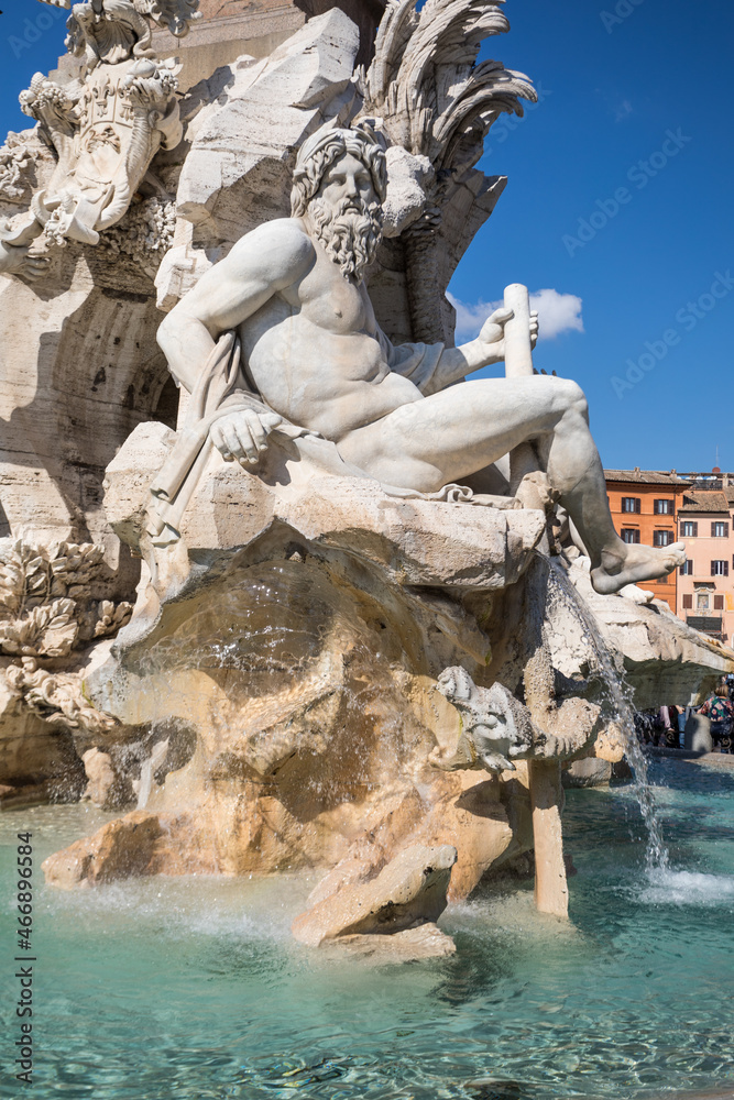 Foto de Statua e fontana in piazza navona con la chiesa di santa agnese ...