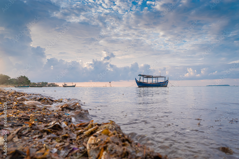 Perahu di pantai teluk jepara Stock Photo | Adobe Stock