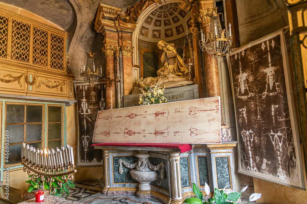 Inside of Church of San Lorenzo at Turin, view of Chapel of the ...