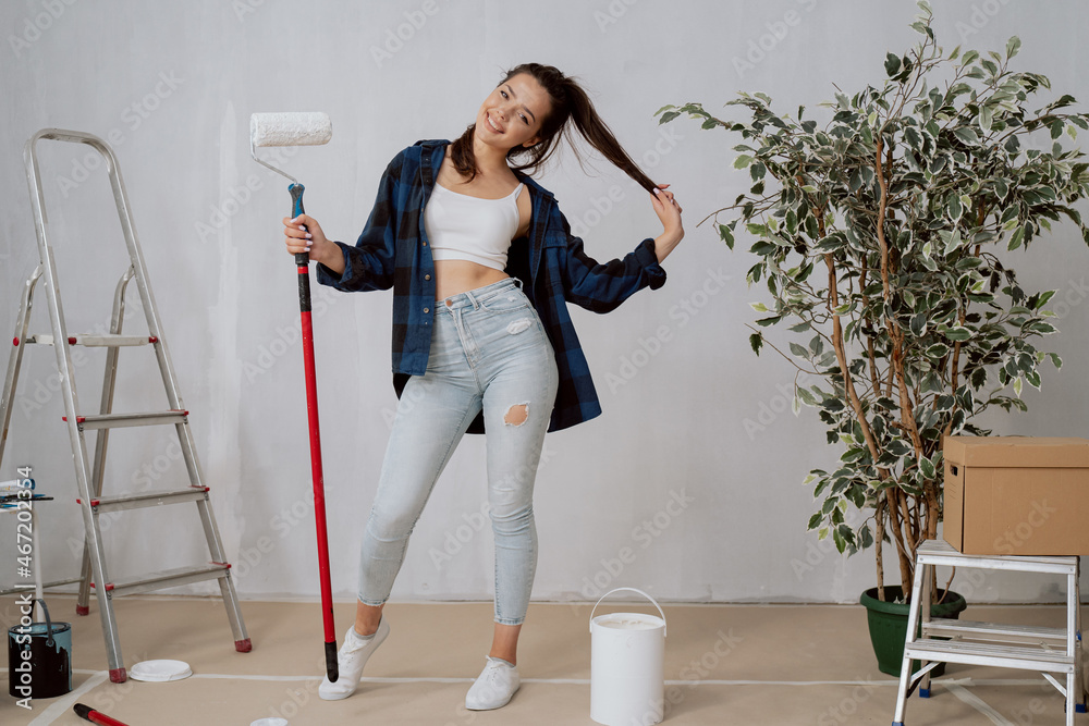 Cheerful smiling pretty girl dressed in tight clothes and shirt leans ...