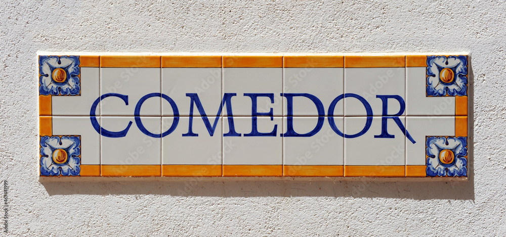 Comedor. Rótulo de azulejos de colores en la entrada del salón comedor ...