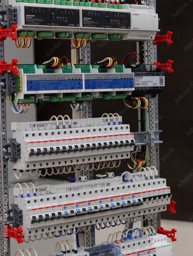 Automatic current switches for protection of loads in the electrical ...