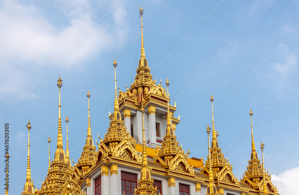 Foto de Buddhist Wat Ratchanatdaram Temple, also known as Loha Prasat ...