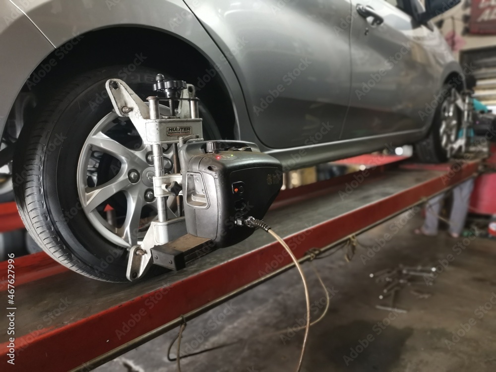 Wheel alignment machine employs diagnostic systems that are used to ...