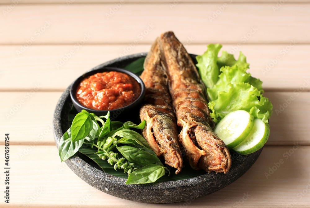 Foto de Lele Goreng or Fried Catfish is Traditional Indonesian Culinary ...