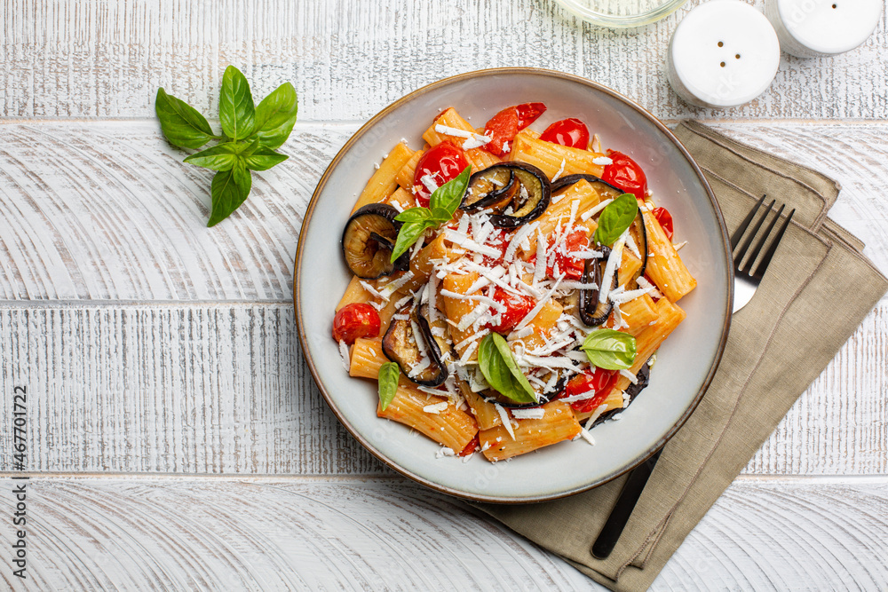 Foto de Italian pasta alla Norma with eggplant, tomato sauce, basil ...