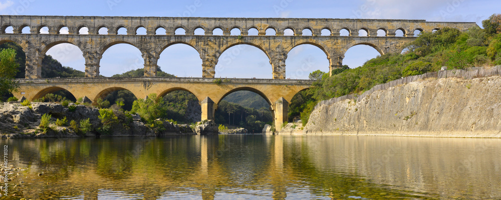 Panoramique le Pont du Gard (1er siècle) et son reflet dans le Gardon à ...