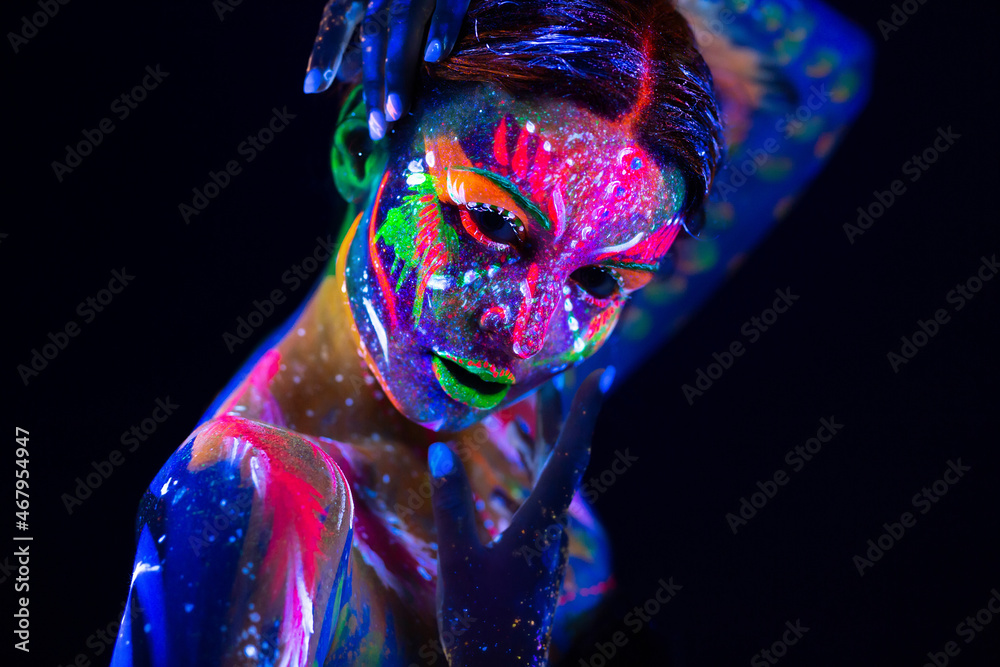 Fashion model woman in neon light, portrait of beautiful model girl ...