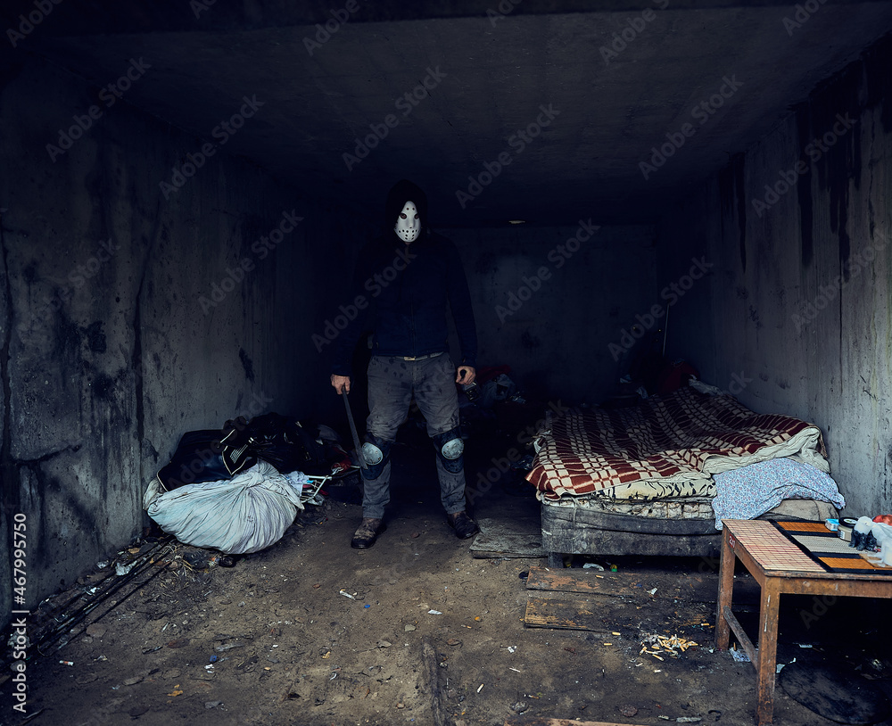 Foto de Serial killer Jason Voorhees in hockey mask in his maniac lair ...