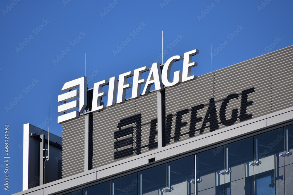Foto de Eiffage logo, signage on the facade of Eiffage Polska ...