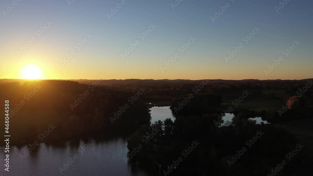 Vidéo Stock Coucher de soleil sur le lac à la campagne. Paysage avec ...
