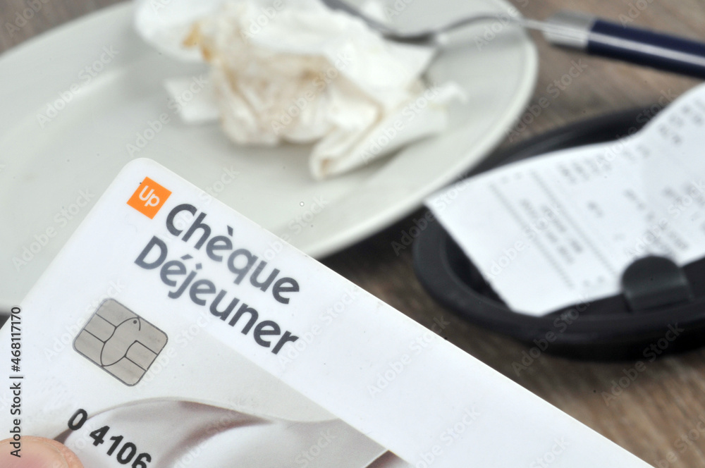 Paiement d'un repas avec une carte chèque déjeuner Stock Photo | Adobe ...