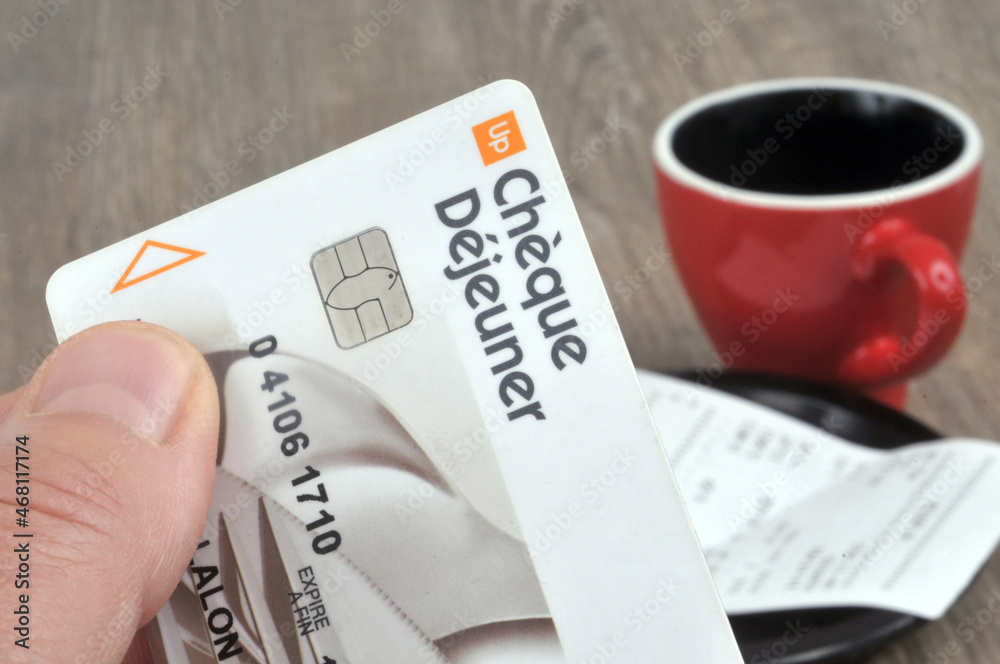Paiement d'un café avec une carte chèque déjeuner Stock Photo | Adobe Stock