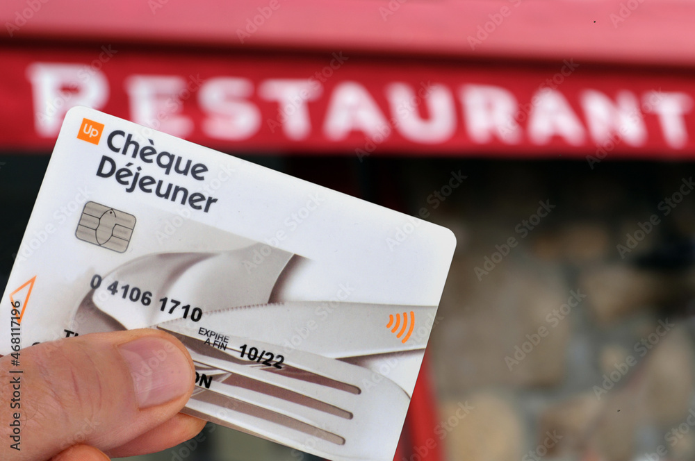 Concept de paiement d'un repas dans un restaurant avec une carte chèque ...