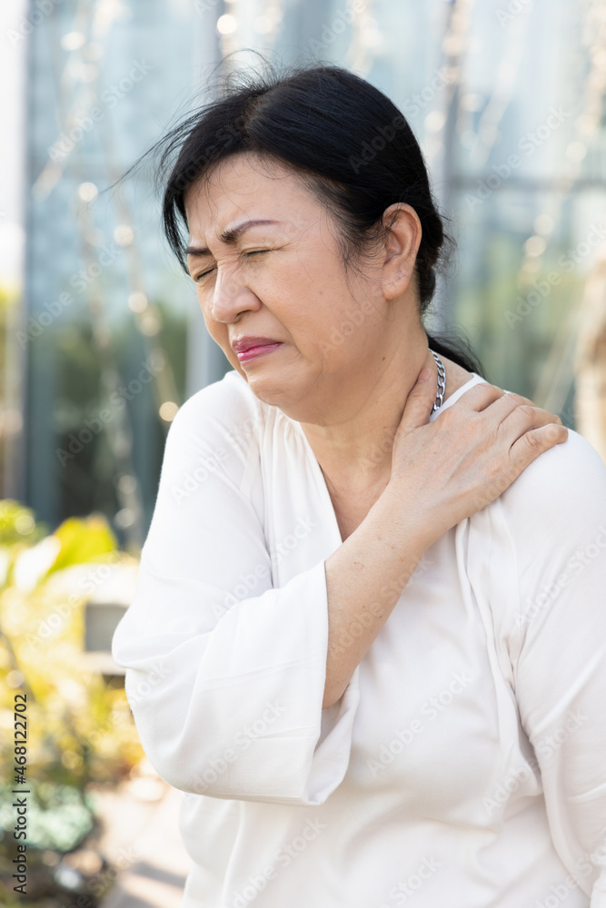 old senior woman suffers from shoulder joint pain, shoulder stiffness ...