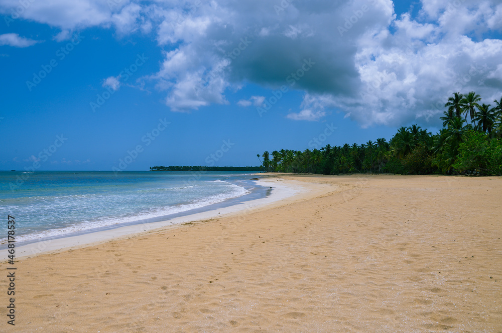Foto de sea coast yellow sand waterfront sunny view. Photo of a sandy ...