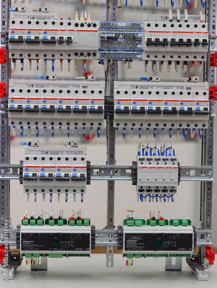 Automatic current switches for protection of loads in the electrical ...