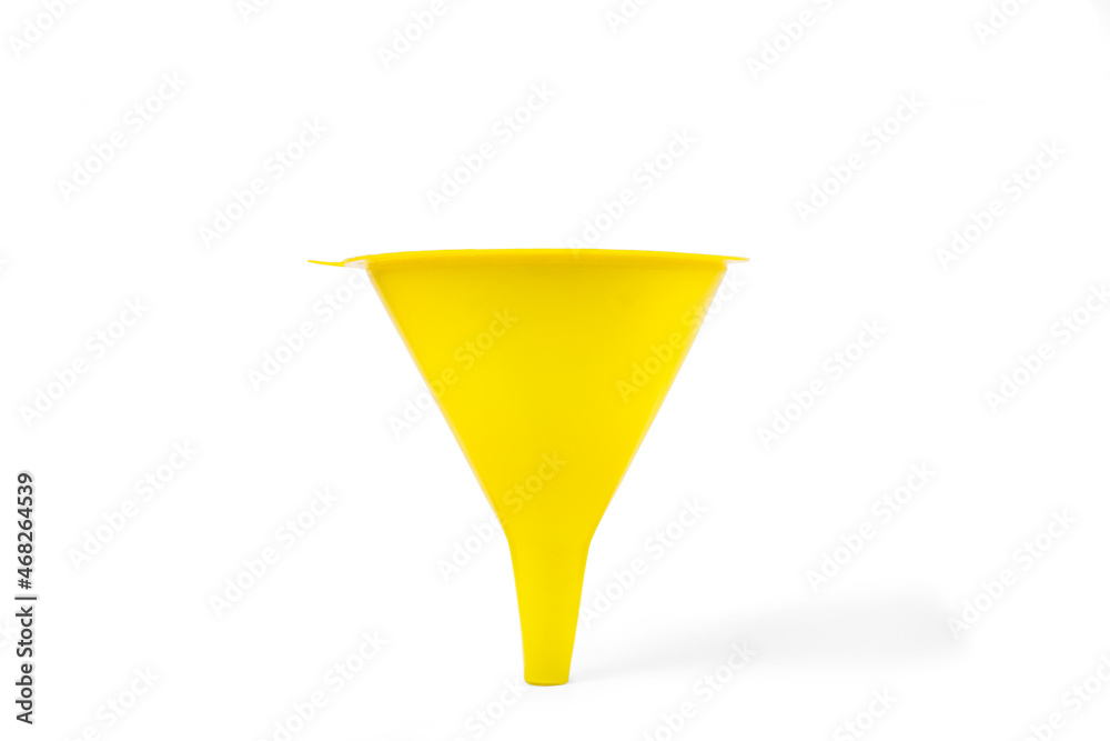 Embudo amarillo sobre un fondo blanco liso y aislado. Vista de frente ...