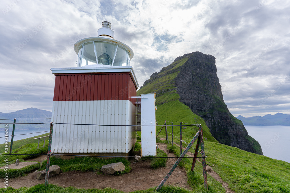 Foto de Beautiful aerial view of the Kallur Lighthouse in the Faroe ...