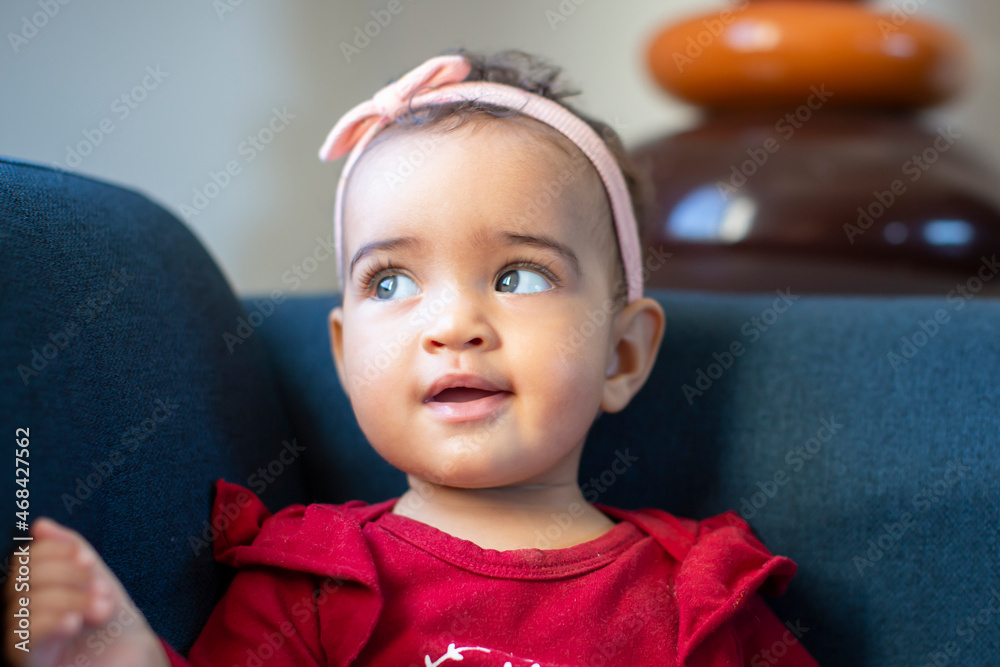 bébé métisse yeux bleus Stock Photo | Adobe Stock