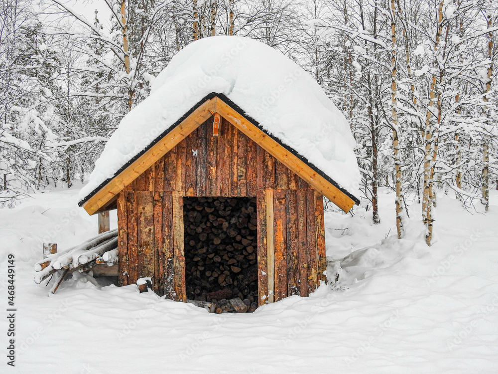 Kleine Holzhütte Schuppen zur Brennholz Lagerung im Schnee in Finnland ...