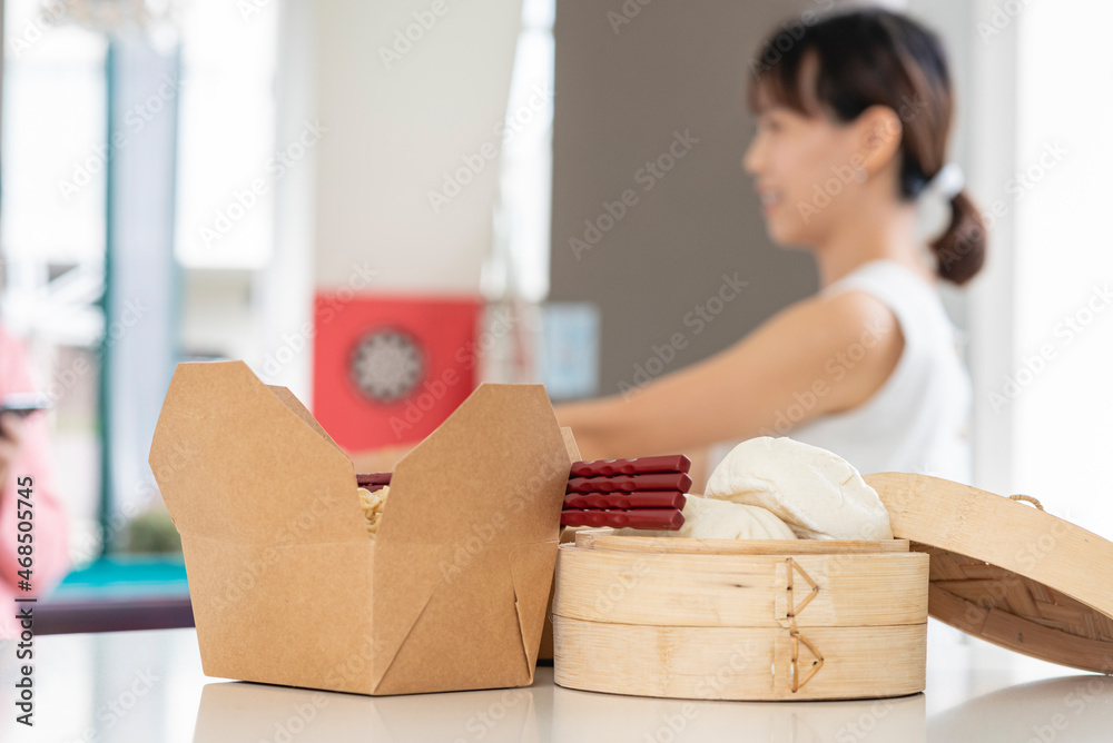 primer plano de comida asiática empacada en cajas de cartón y en un ...