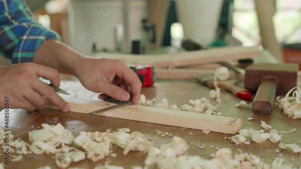 Vídeo do Stock: Carpenter is using a ruler and pencil inspection and ...