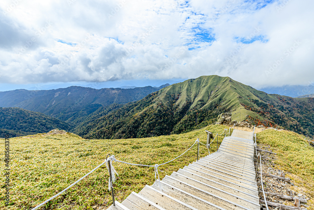 秋の剣山から見た登山道と次郎笈 徳島県三好市 Mt.Jirogyu and Trail seen from Mt. Tsurugi in ...